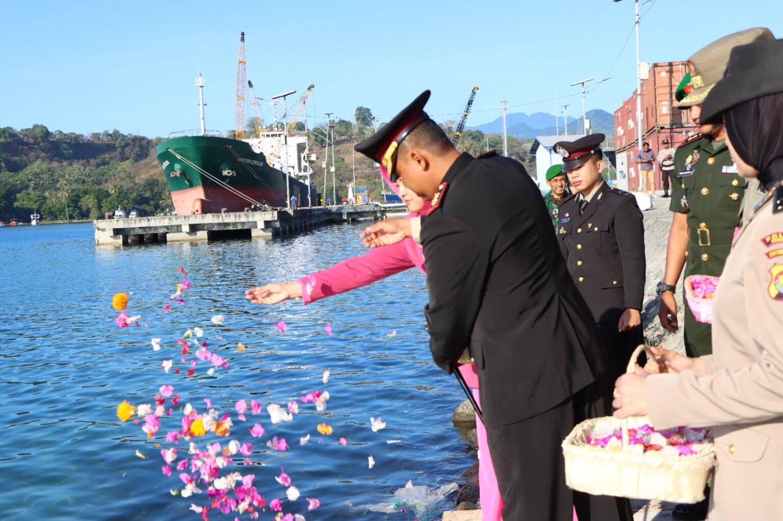 HUT Bhayangkara Ke-77, Polres Sumbawa Tabur Bunga Di Laut